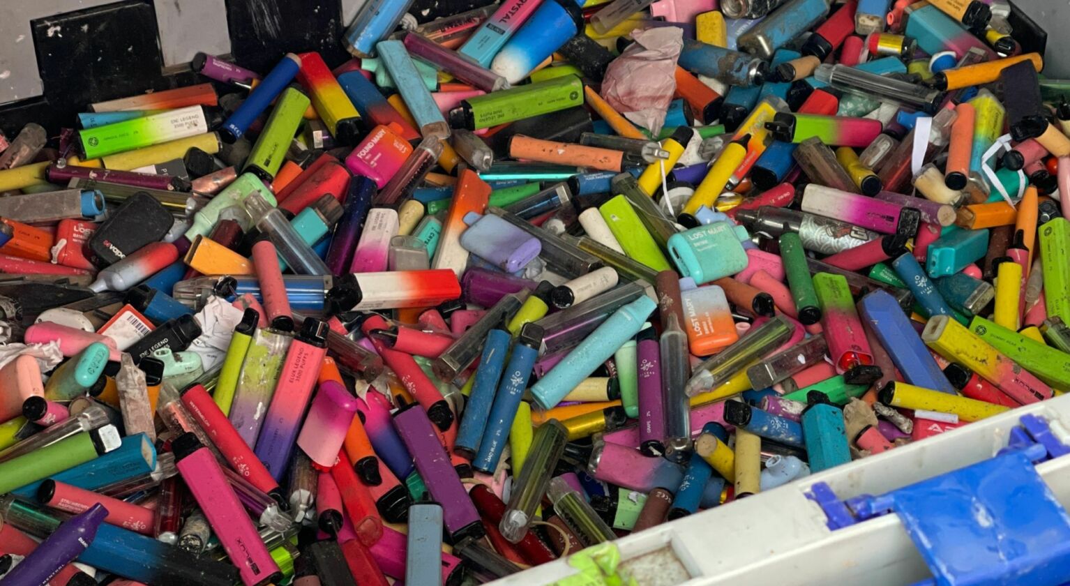 J&B Recycling - Thousands of disposable vapes recovered from kerbside…